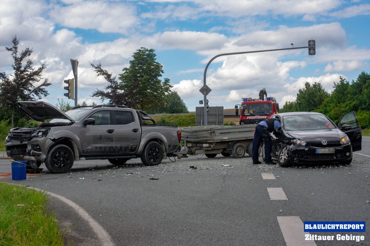 Bei Rot gefahren? Kreuzungs-Crash an der Kamerun-Kreuzung - Blaulichtreport Zittau