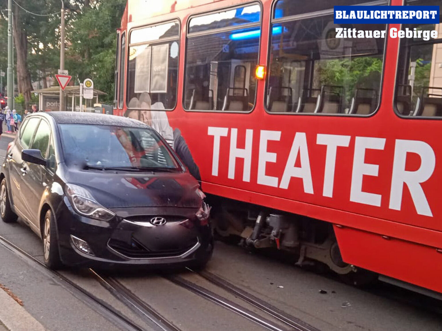 Auto kollidiert mit Straßenbahn - Blaulichtreport Zittau