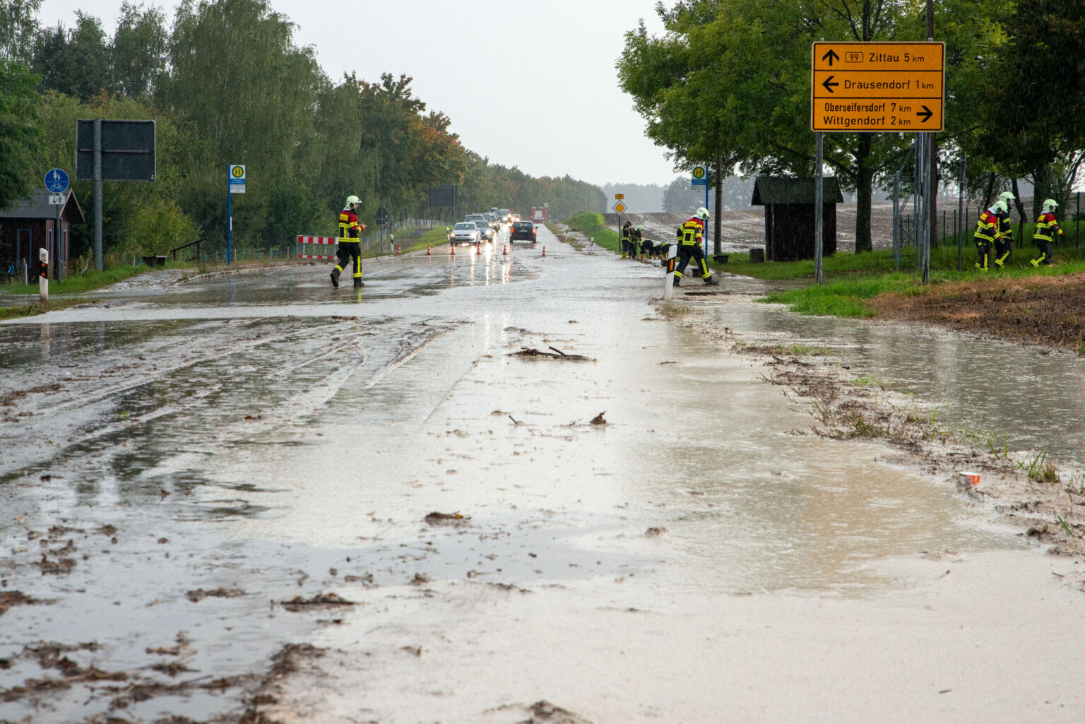 Bundesstraße von Schlamm überspült - Blaulichtreport Zittau