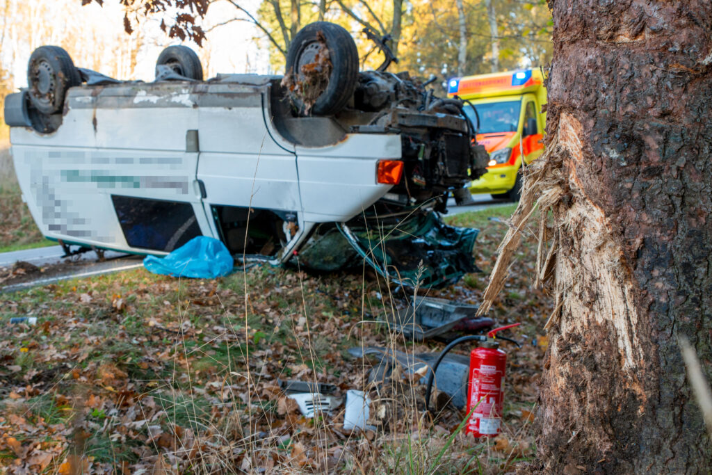 AUTO KRACHT GEGEN BAUM UND ÜBERSCHLÄGT SICH - Blaulichtreport Zittau