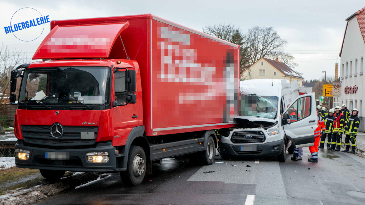 Eibau – Beifahrer eingeklemmt: Transporter kracht nahezu ungebremst in LKW - Blaulichtreport Zittau