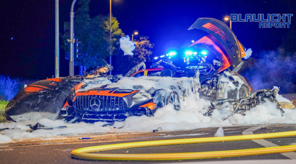 Motorradfahrer stirbt bei schwerem Unfall mit Mercedes AMG GTR ...